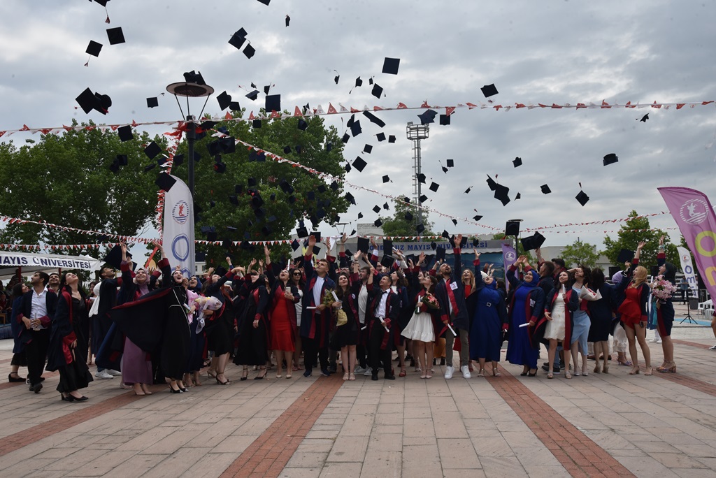 İnsan ve Toplum Bilimleri Fakültesi Mezuniyeti Coşkuyla Kutladı | OMÜ ...