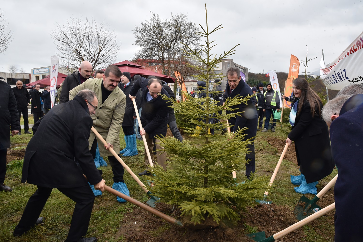 OMÜ’de 20 Bin Metrekarelik Alanda Bin 200 Fidan Toprakla Buluşturuldu ...