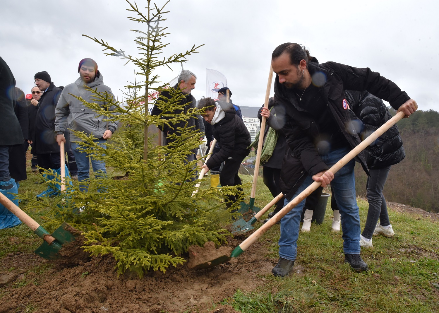 OMÜ’de 20 Bin Metrekarelik Alanda Bin 200 Fidan Toprakla Buluşturuldu ...