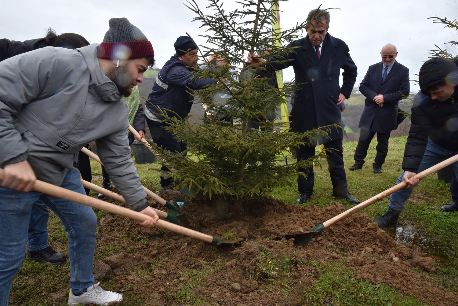OMÜ’de 20 Bin Metrekarelik Alanda Bin 200 Fidan Toprakla Buluşturuldu ...