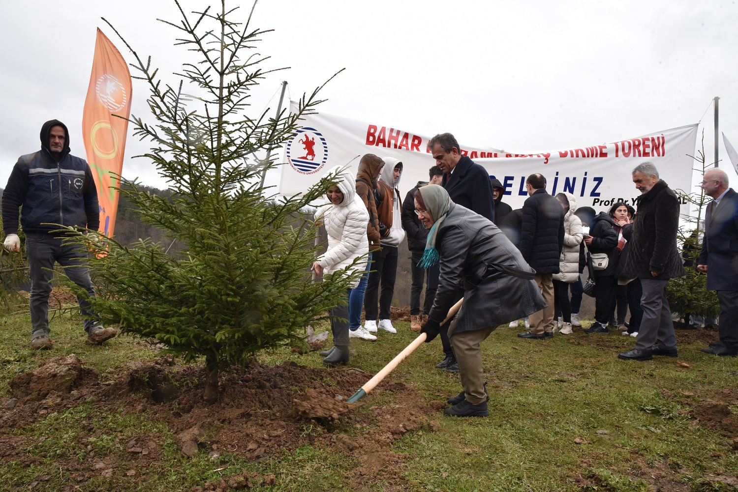 OMÜ’de 20 Bin Metrekarelik Alanda Bin 200 Fidan Toprakla Buluşturuldu ...