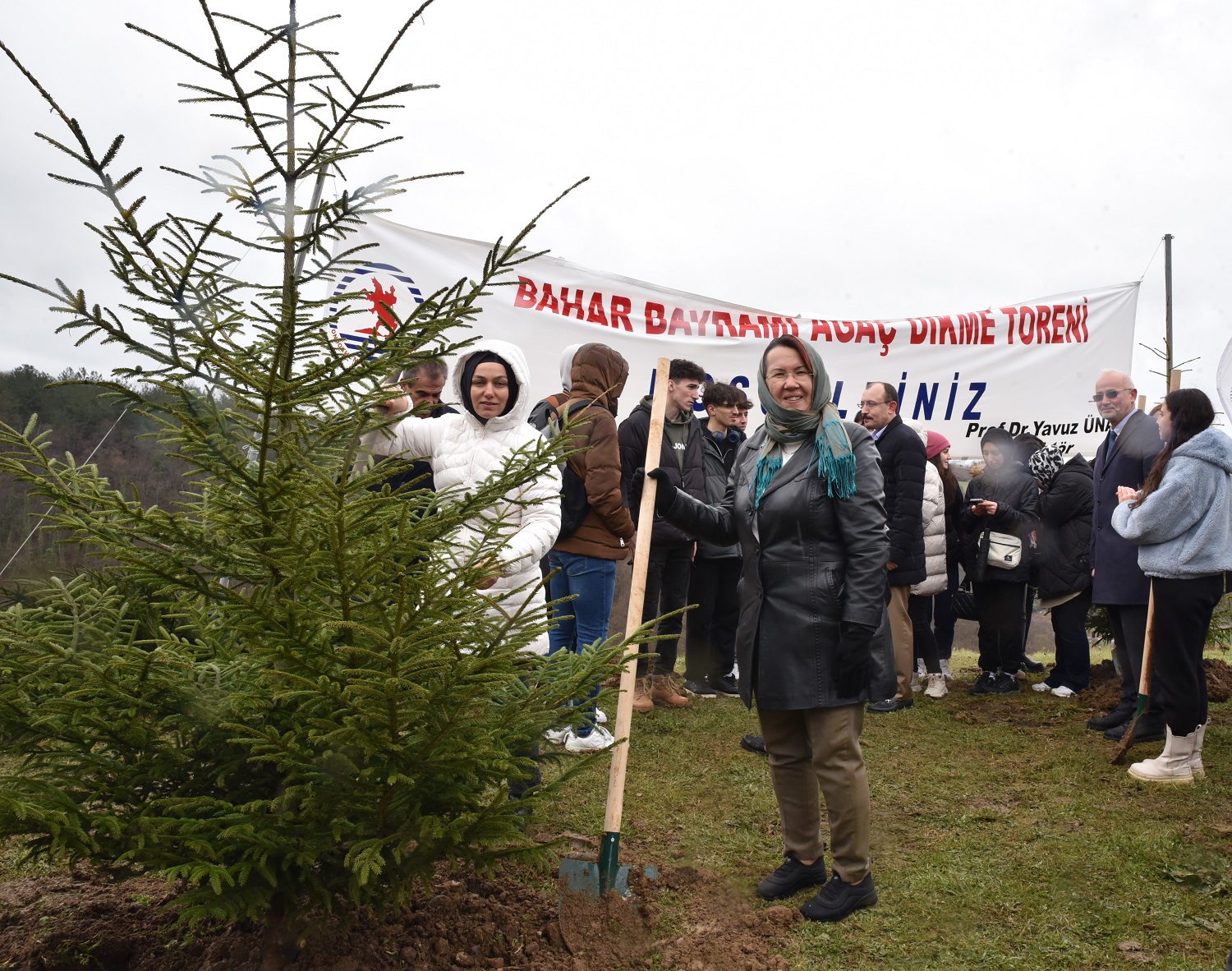 OMÜ’de 20 Bin Metrekarelik Alanda Bin 200 Fidan Toprakla Buluşturuldu ...